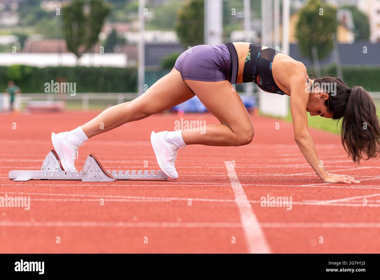 Sprinter start position on track -Fotos und -Bildmaterial in hoher ...