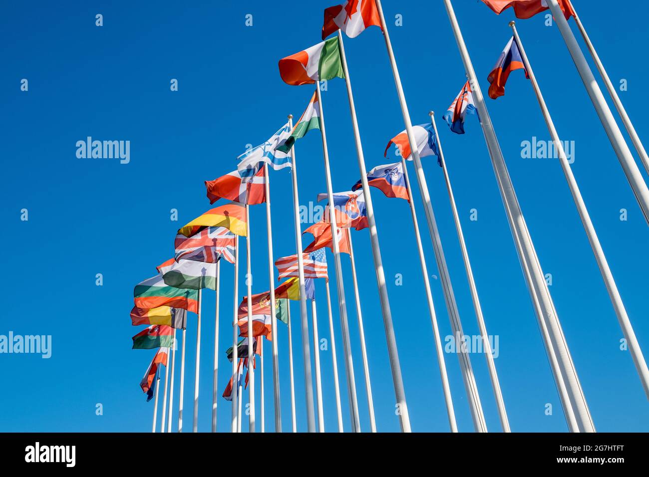 Fahnen von allen fahnenmasten der vereinten nationen -Fotos und -Bildmaterial in hoher Auflösung ...