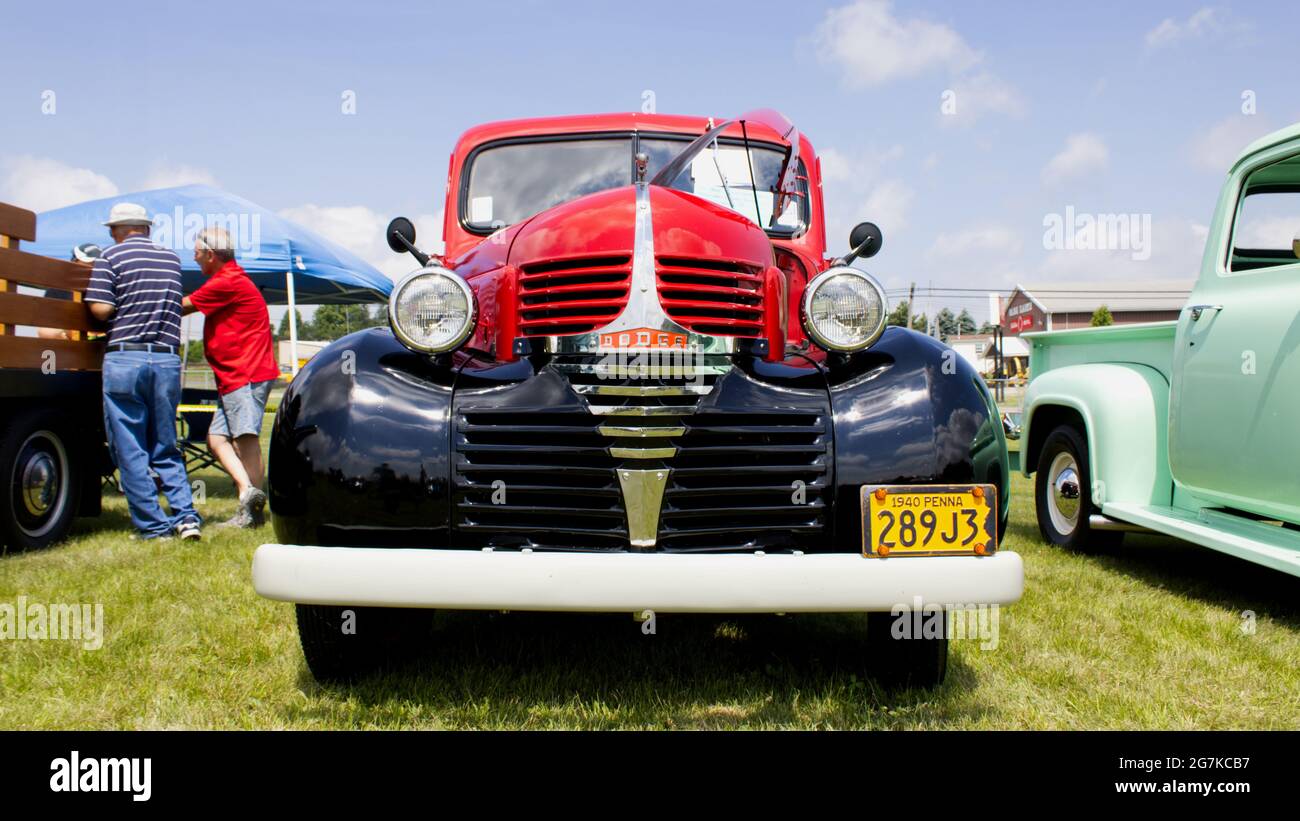 Roter dodge truck -Fotos und -Bildmaterial in hoher Auflösung – Alamy