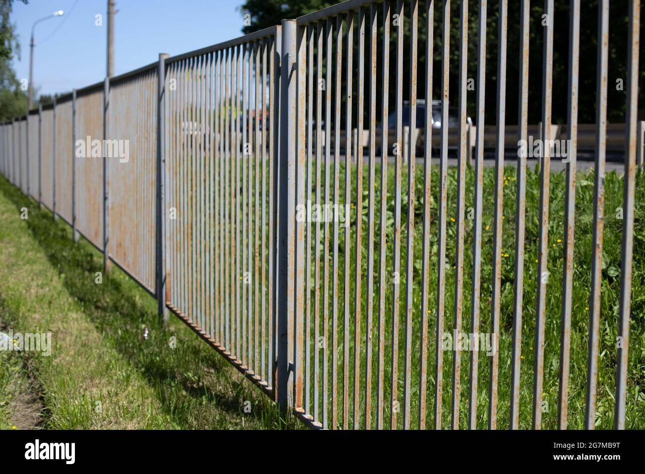 Zaun auf der Straße. Metallzäune. Zaun um das Gebiet Stockfotografie ...