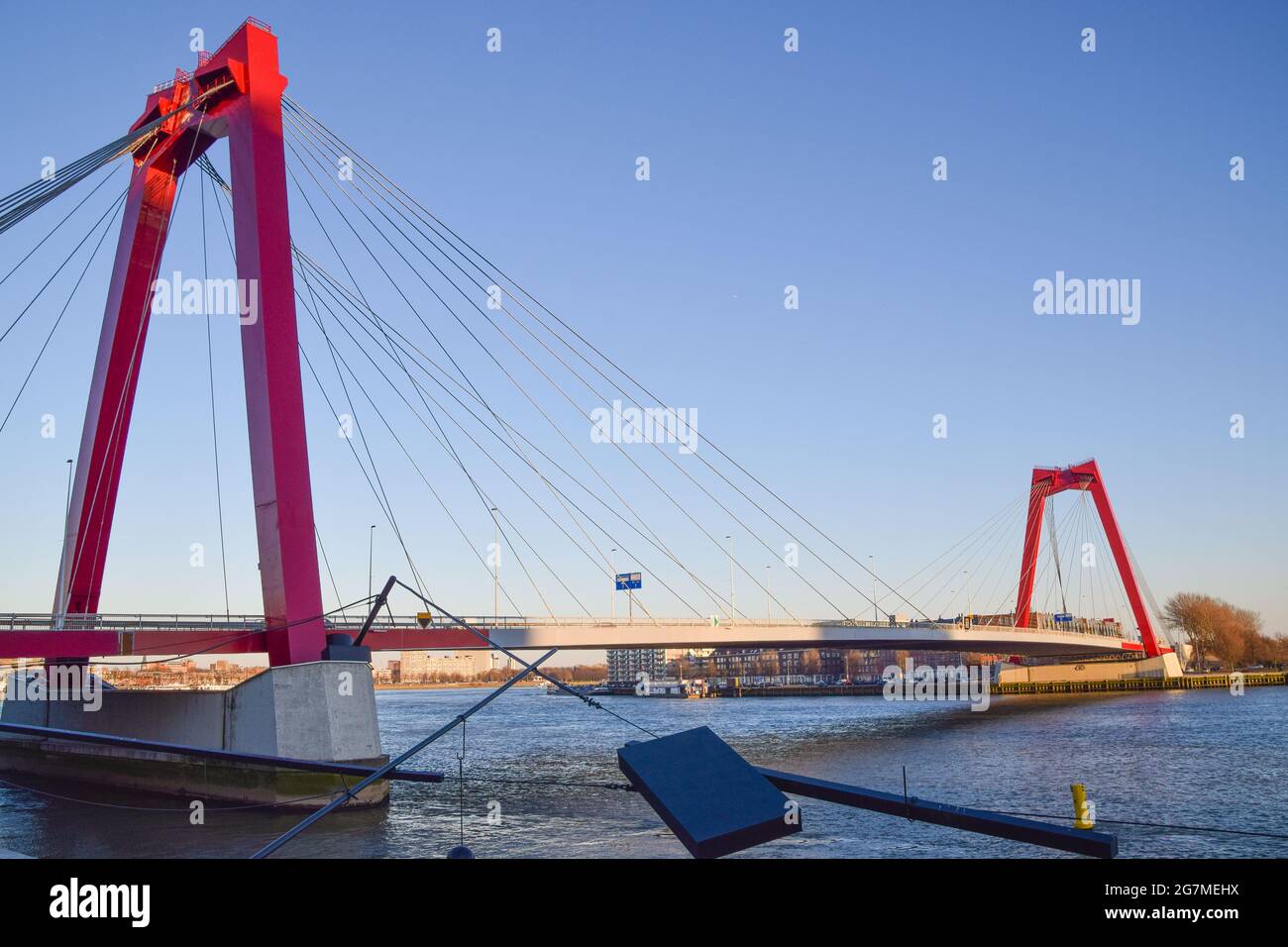 Willems bridge rotterdam -Fotos und -Bildmaterial in hoher Auflösung ...