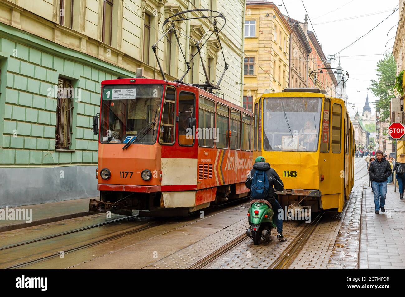 Die alte Straßenbahn fährt entlang der Straße der Altstadt Europas. Lviv, Ukraine - 05.15.2019 ...