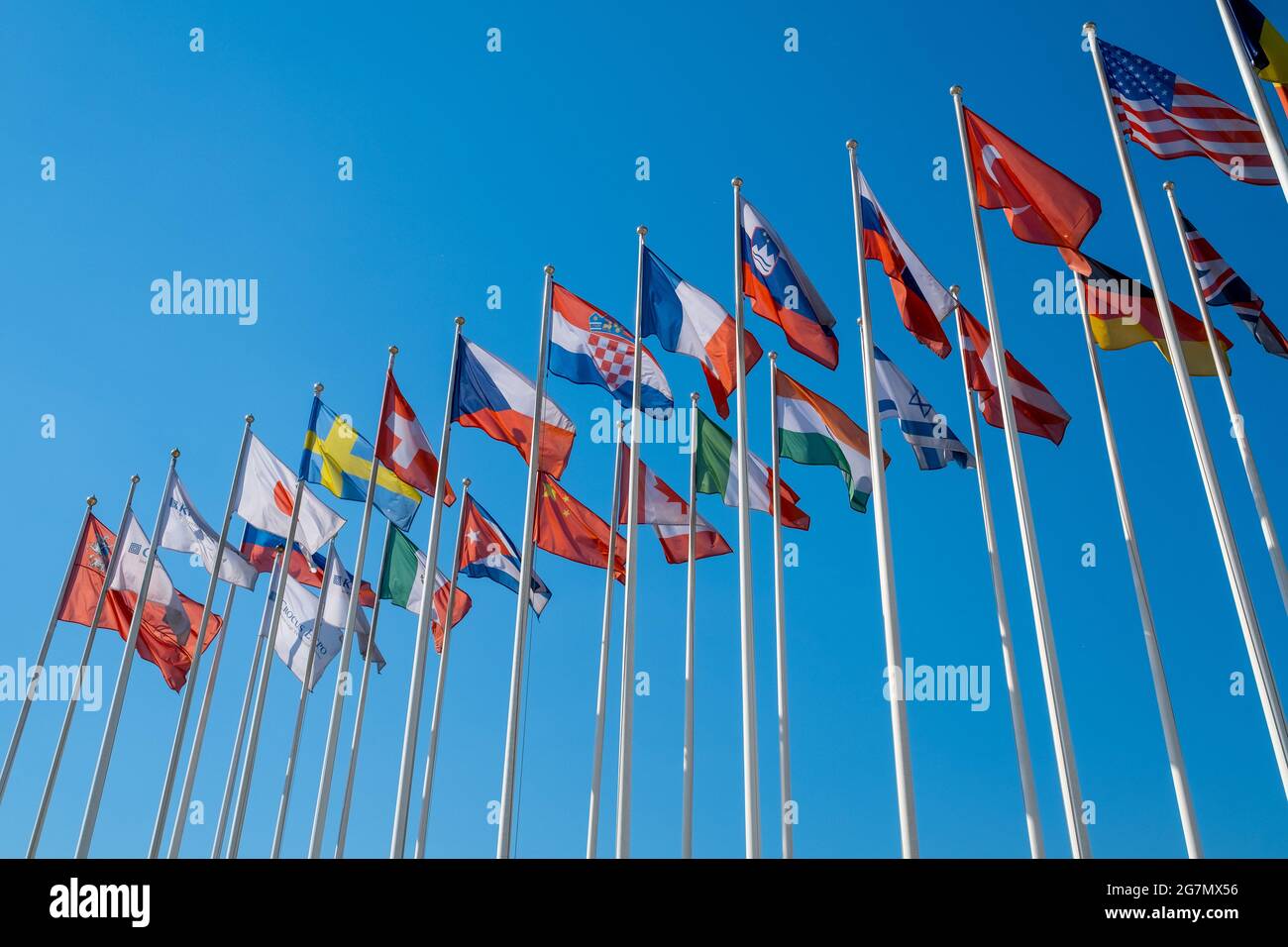 Fahnen von allen fahnenmasten der vereinten nationen -Fotos und -Bildmaterial in hoher Auflösung ...