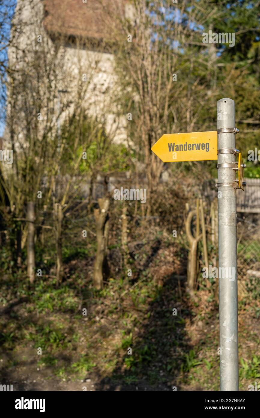 Gelber Wegweiser Stockfotos und -bilder Kaufen - Alamy