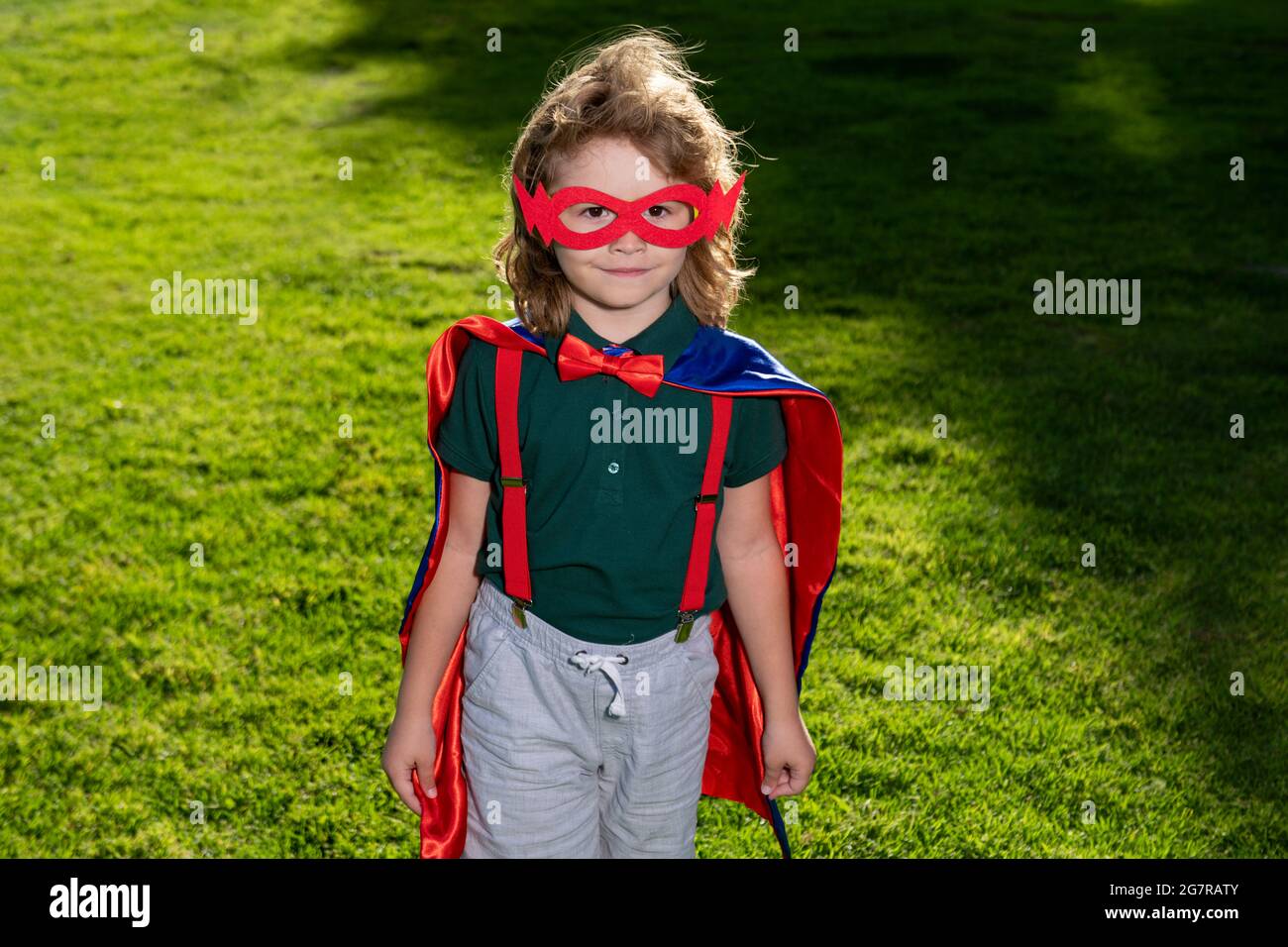 Kinder-Superheld mit rotem Umhang in der Brille. Erfolg ...