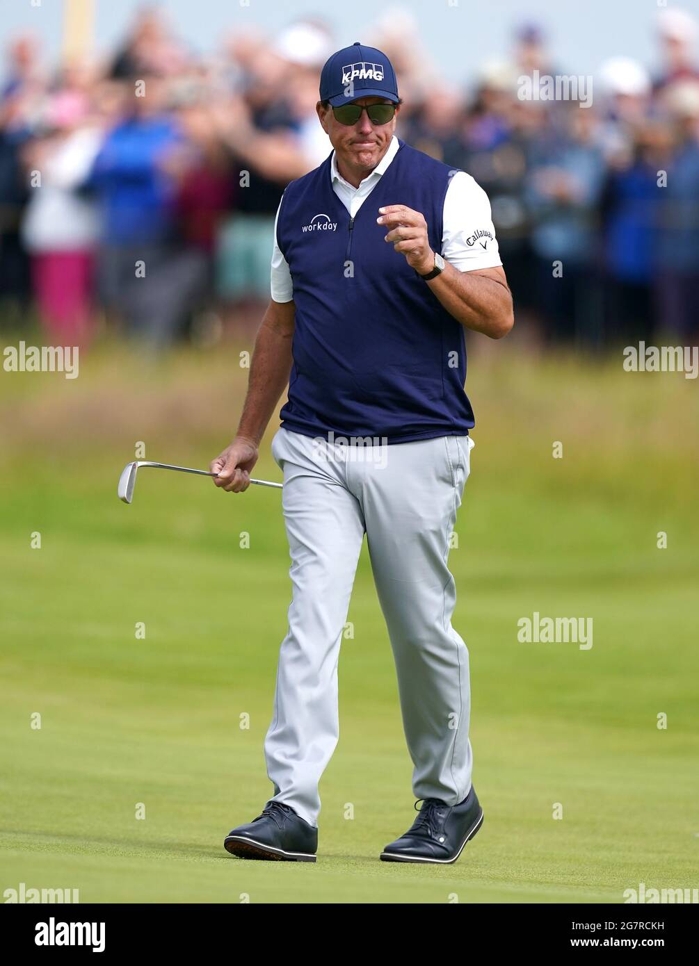 Der US-Amerikaner Phil Mickelson auf dem ersten Fairway am zweiten Tag ...