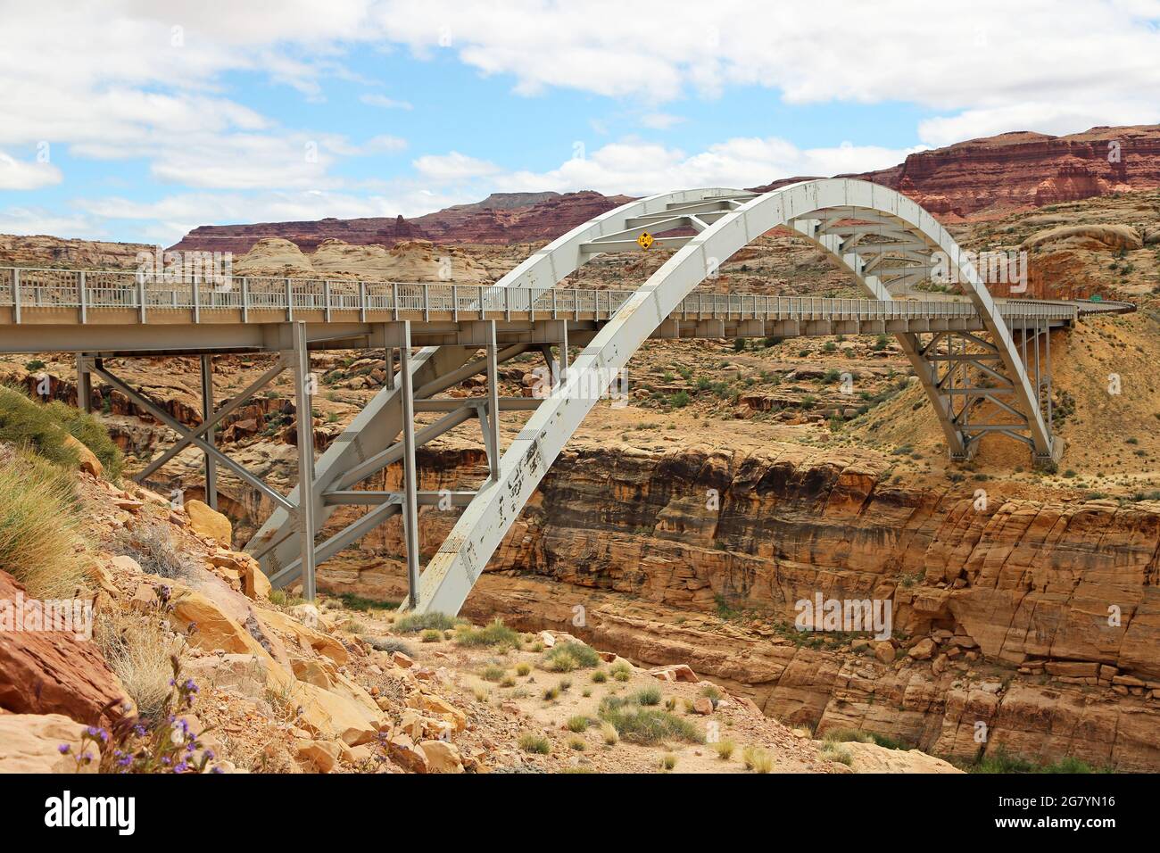 Crossing bridge -Fotos und -Bildmaterial in hoher Auflösung – Alamy