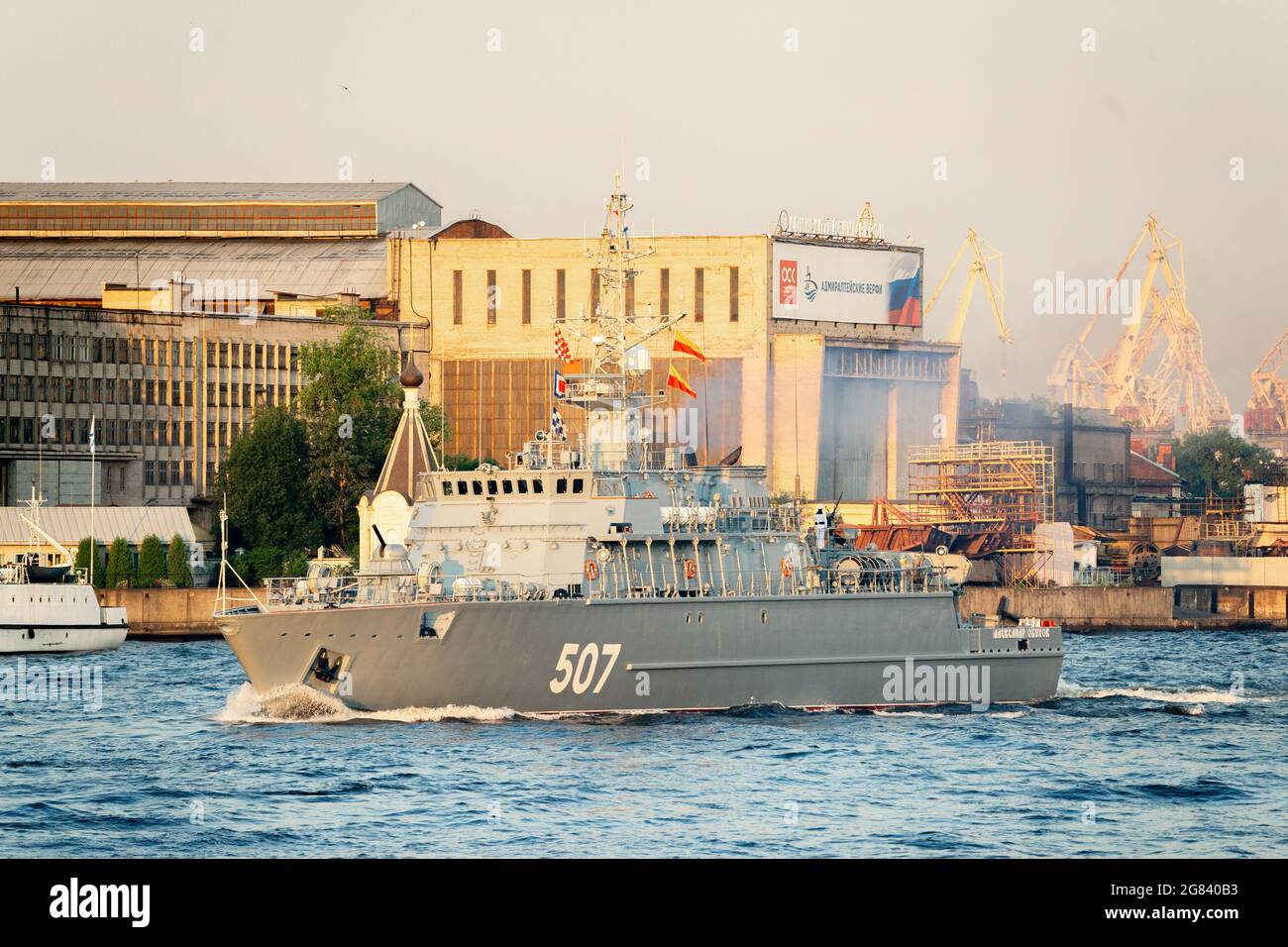 Minensuchboot der russischen Marine „Alexander Obukhov“ auf dem Fluss ...