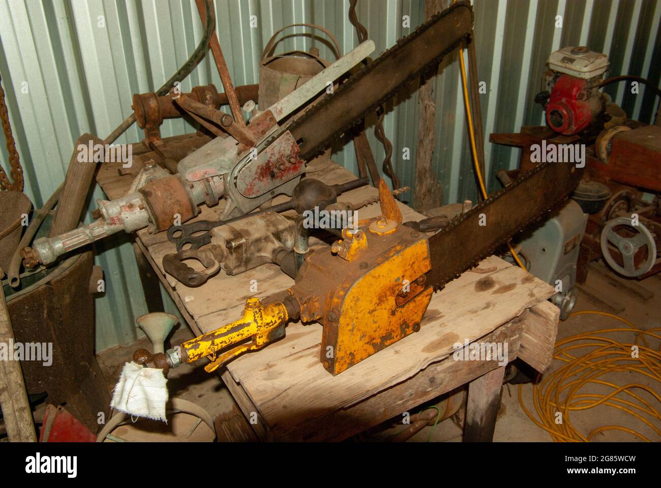 Old chainsaws -Fotos und -Bildmaterial in hoher Auflösung – Alamy