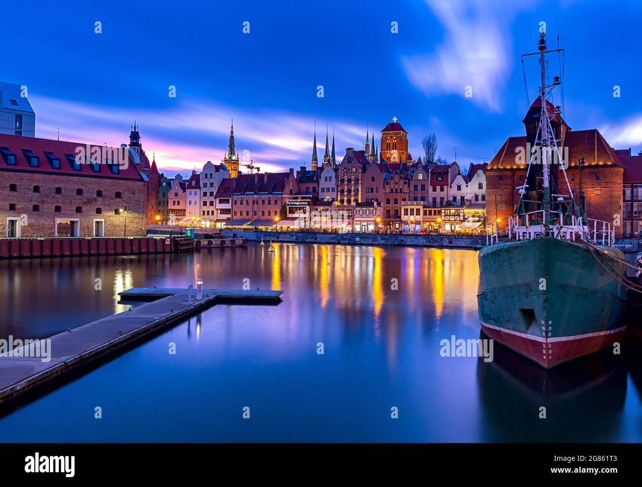 Stadtdamm und Fassaden mittelalterlicher Häuser in der Altstadt bei ...