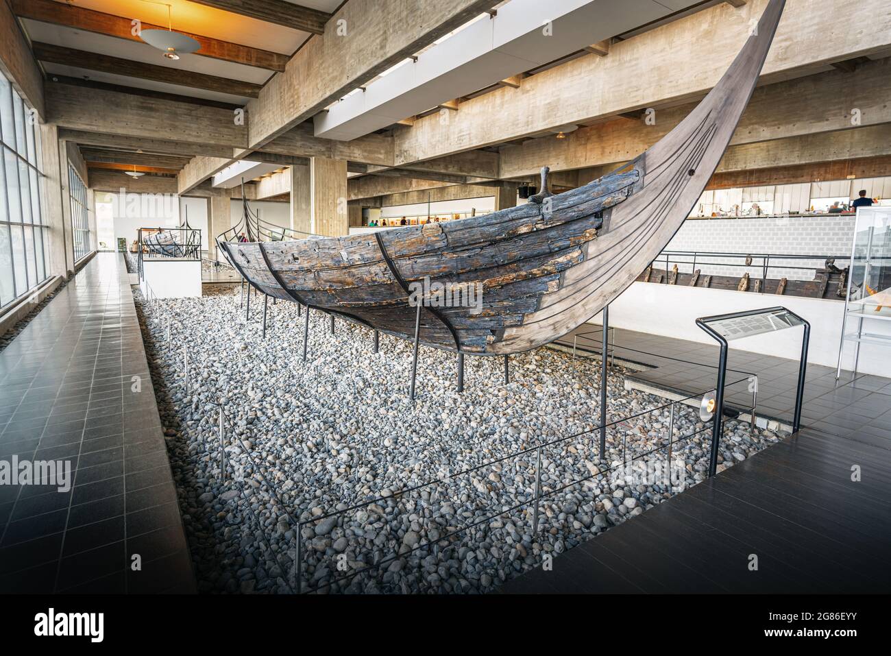 Wikingerschiff Skuldelev 3 im Wikingerschiffmuseum Innenraum - Roskilde ...