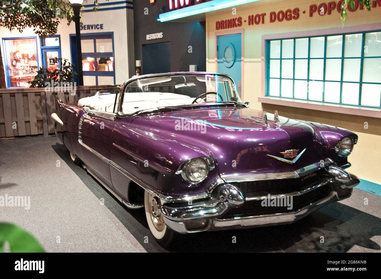 Elvis presleys purple cadillac bei graceland -Fotos und -Bildmaterial ...