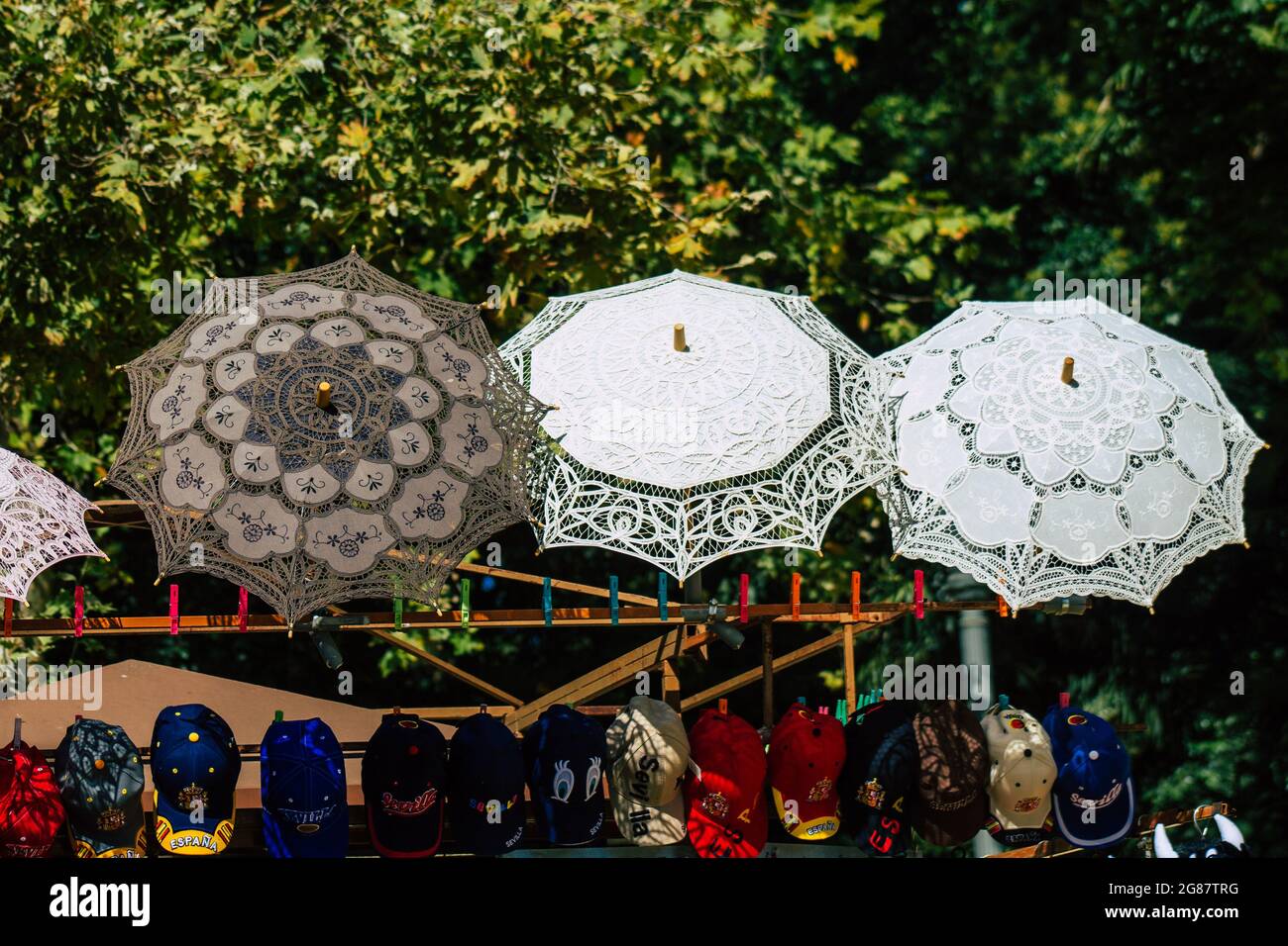 Sevilla Spanien 10. Juli 2021 Dekorative Objekte und Souvenirs verkauft im Maria Luisa Park in ...