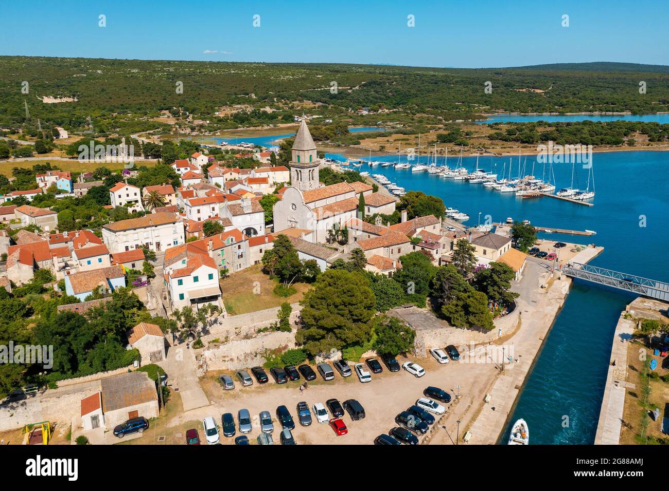 Luftaufnahme der historischen Altstadt von Osor auf der Insel Cres, der ...