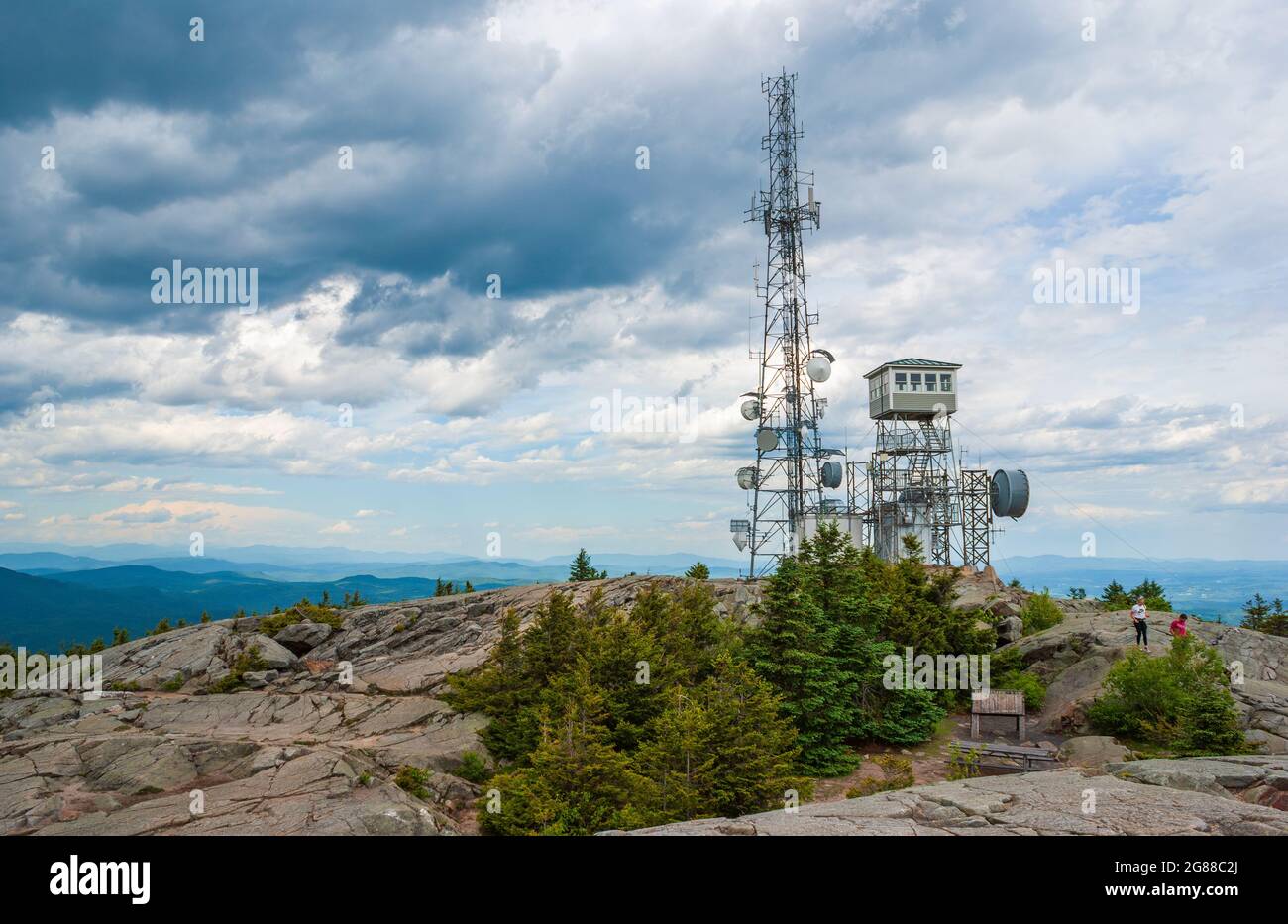 Der Feuerturm auf dem felsigen Gipfel des Mount Kearsarge, NH. Antennen ...