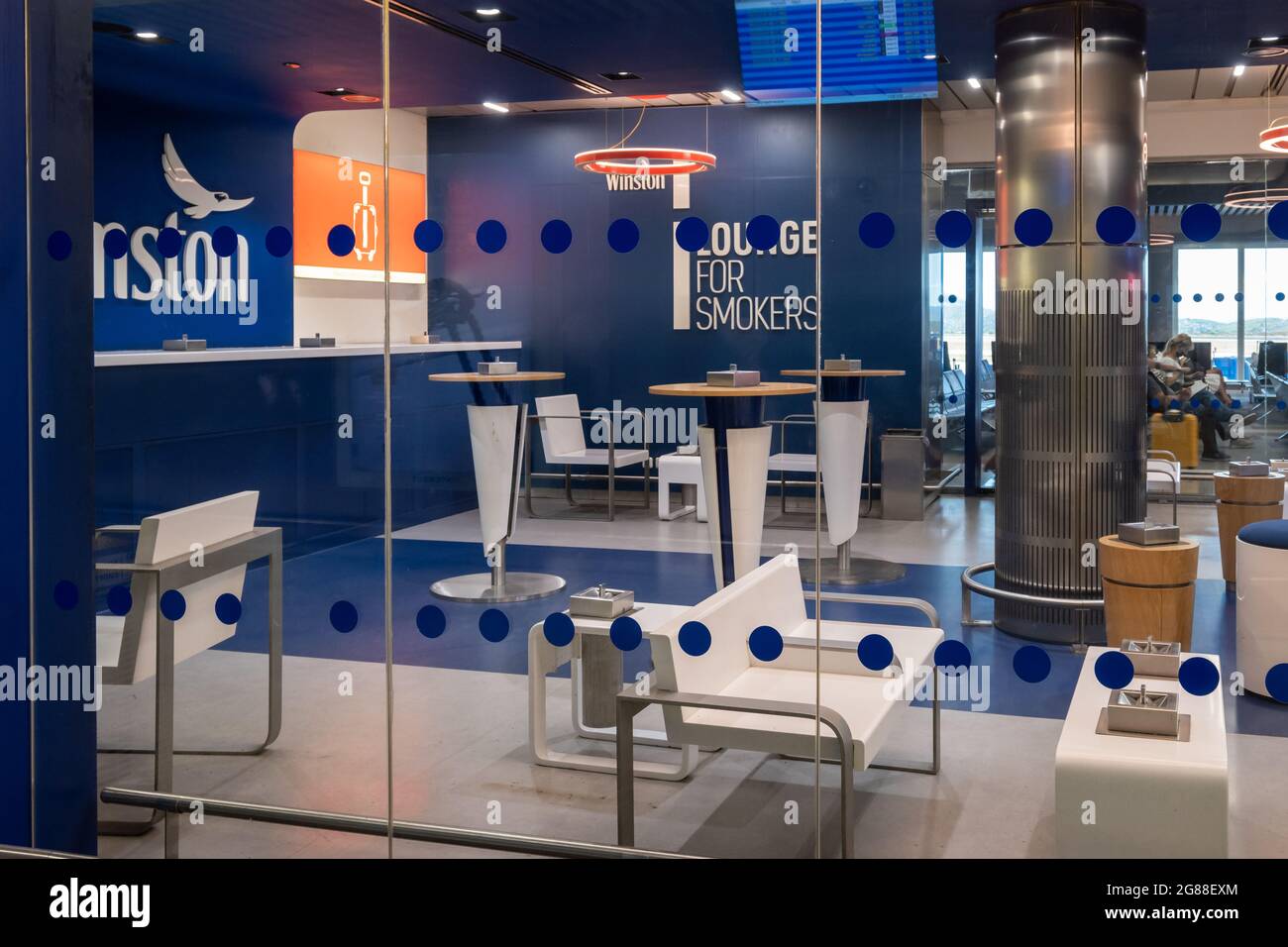 Terminal 1 raucherzone -Fotos und -Bildmaterial in hoher Auflösung – Alamy