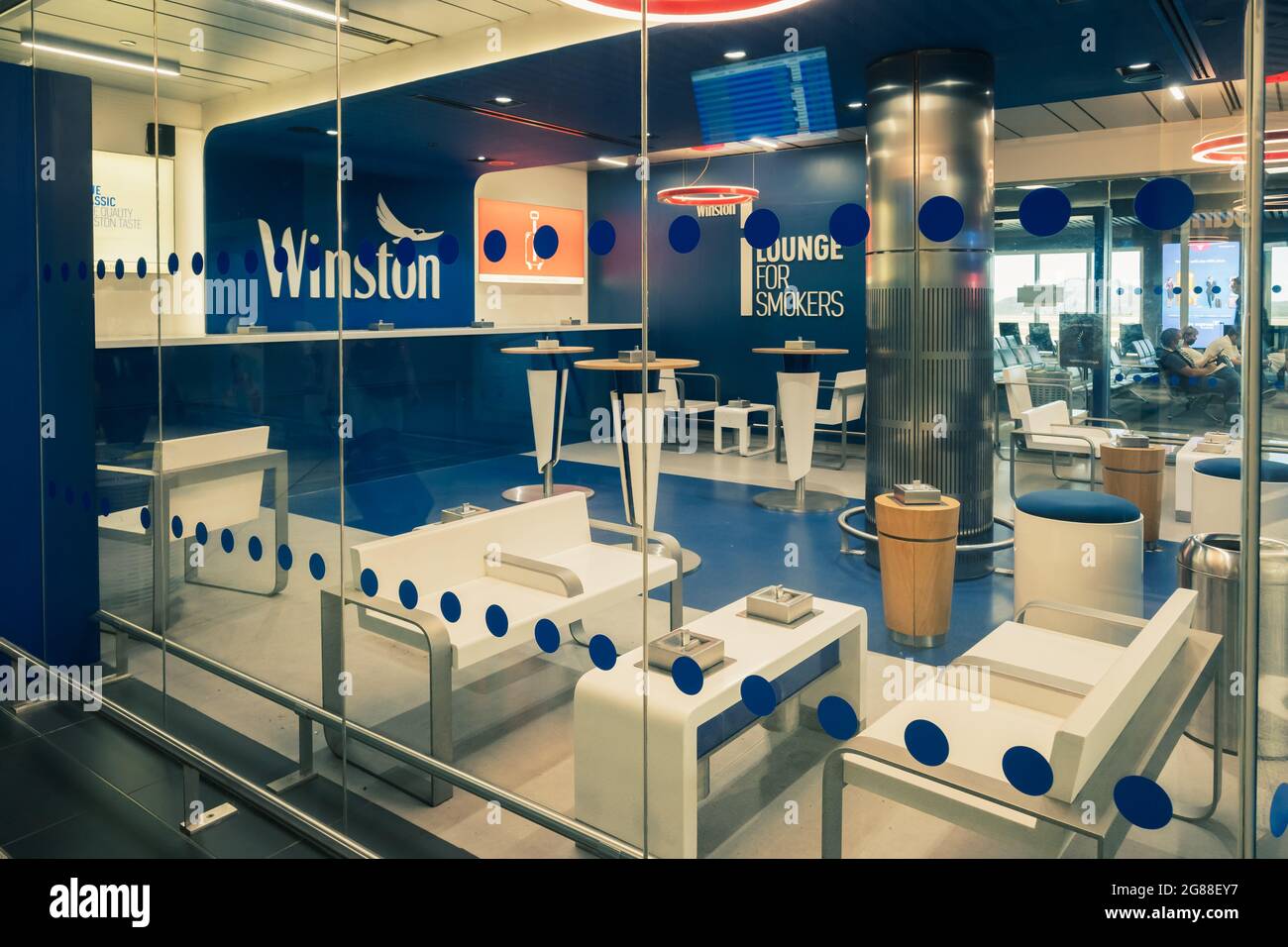 Terminal 1 raucherzone -Fotos und -Bildmaterial in hoher Auflösung – Alamy