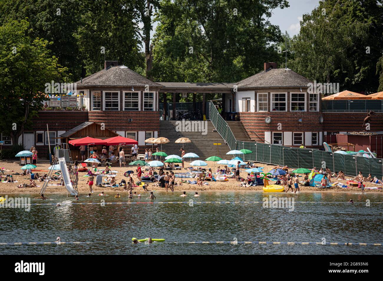 Berlin, Deutschland. Juli 2021. Am strandbad Plötzensee sonnen sich die ...