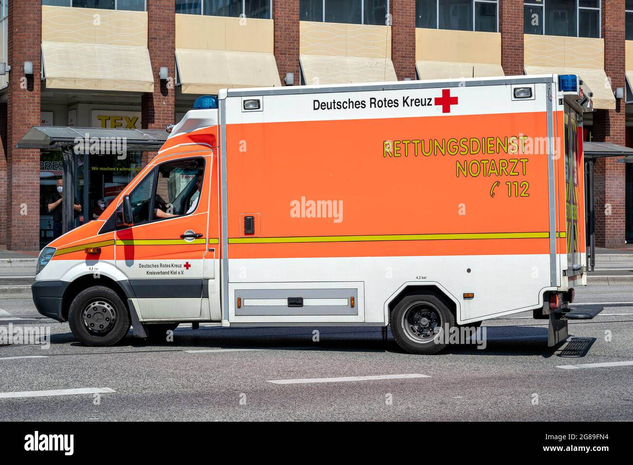 Mercedes benz emergency ambulance -Fotos und -Bildmaterial in hoher ...