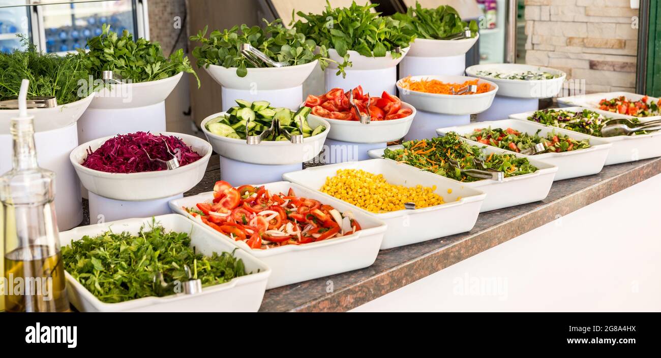Verschiedene frische Salate am Buffet. Konzept eines All-Inclusive ...