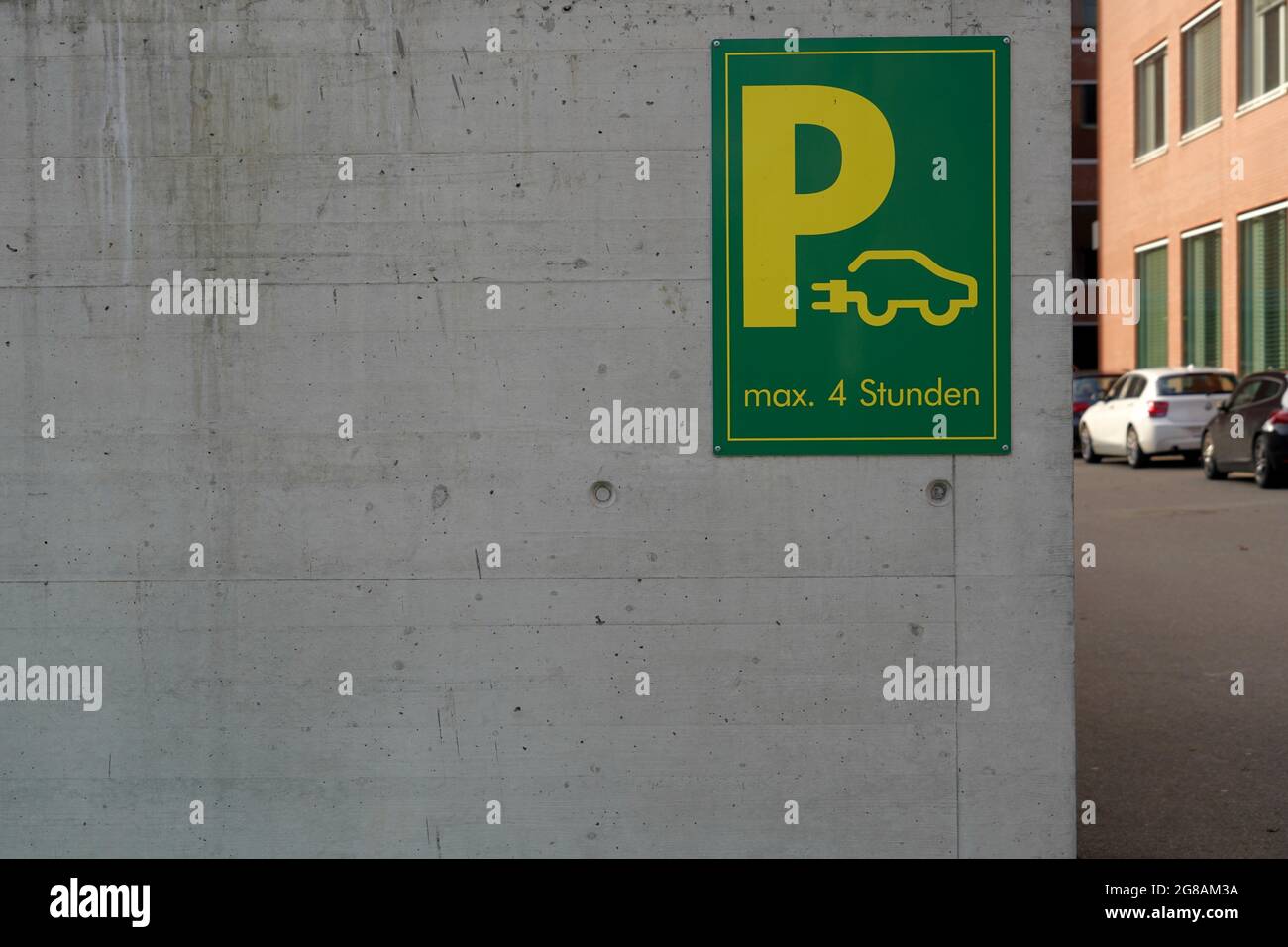 Schild mit Parkplatz mit Ladestationen für Elektroautos in grün und ... Schild mit Parkplatz mit Ladestationen für Elektroautos in grün und ...