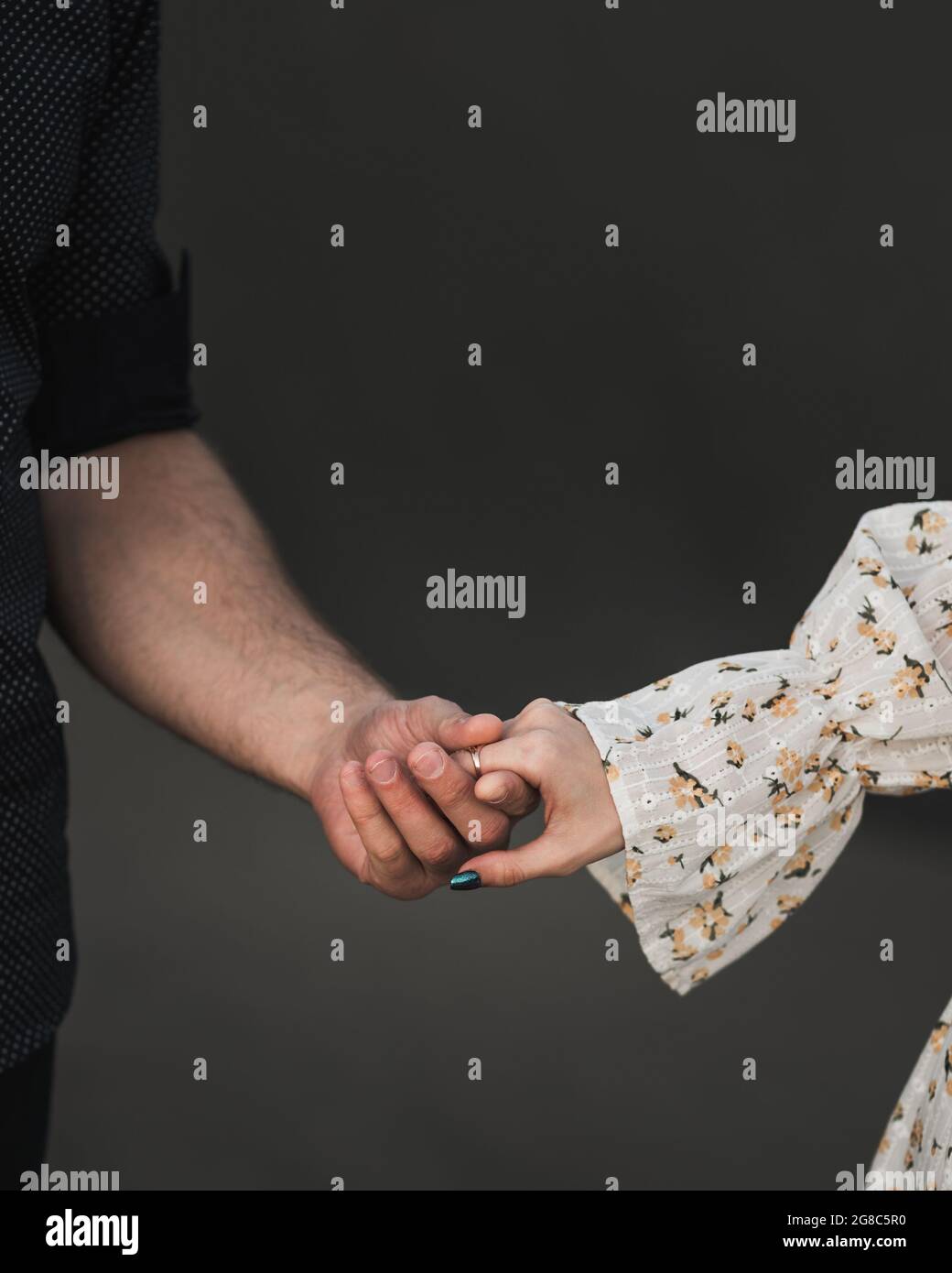 Paar steht nebeneinander -Fotos und -Bildmaterial in hoher Auflösung ...