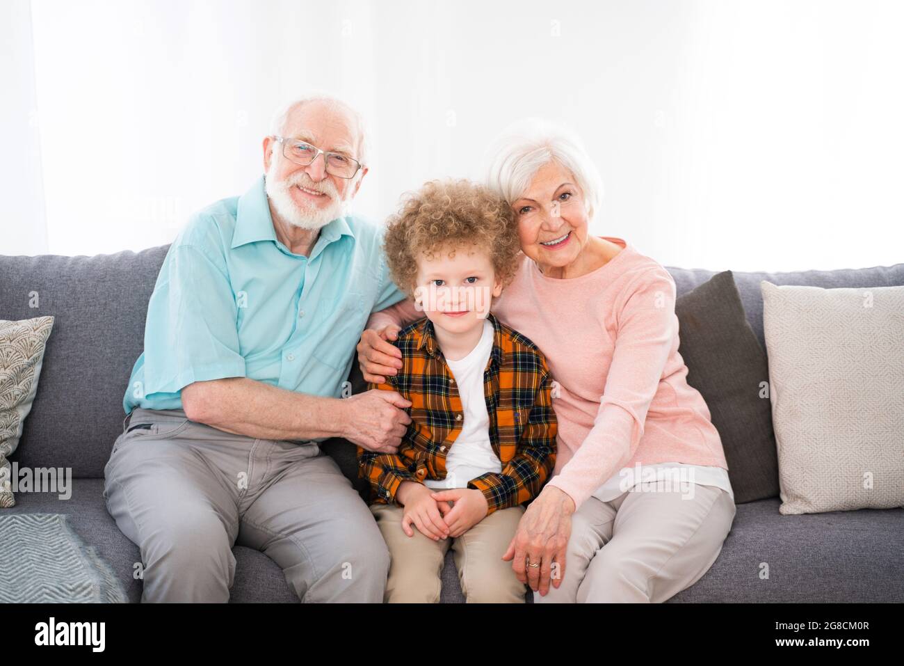Großeltern und Enkel spielen zu Hause - Familie zu Hause, Großmutter ...