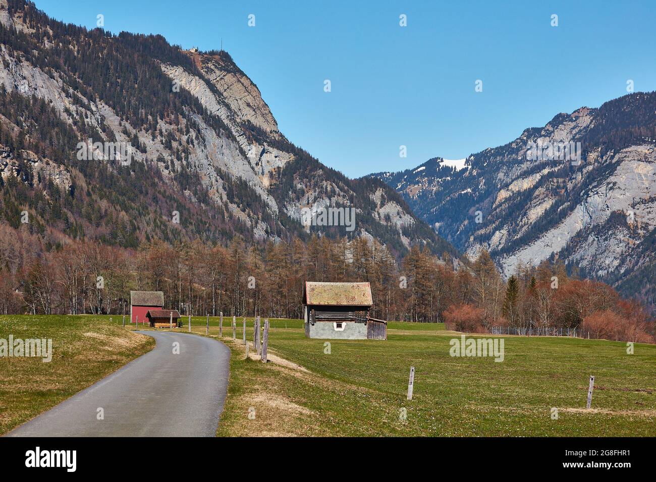 Ländliche Scheunen im oberen Taminatal bei Vaettis mit Bergstation der ...