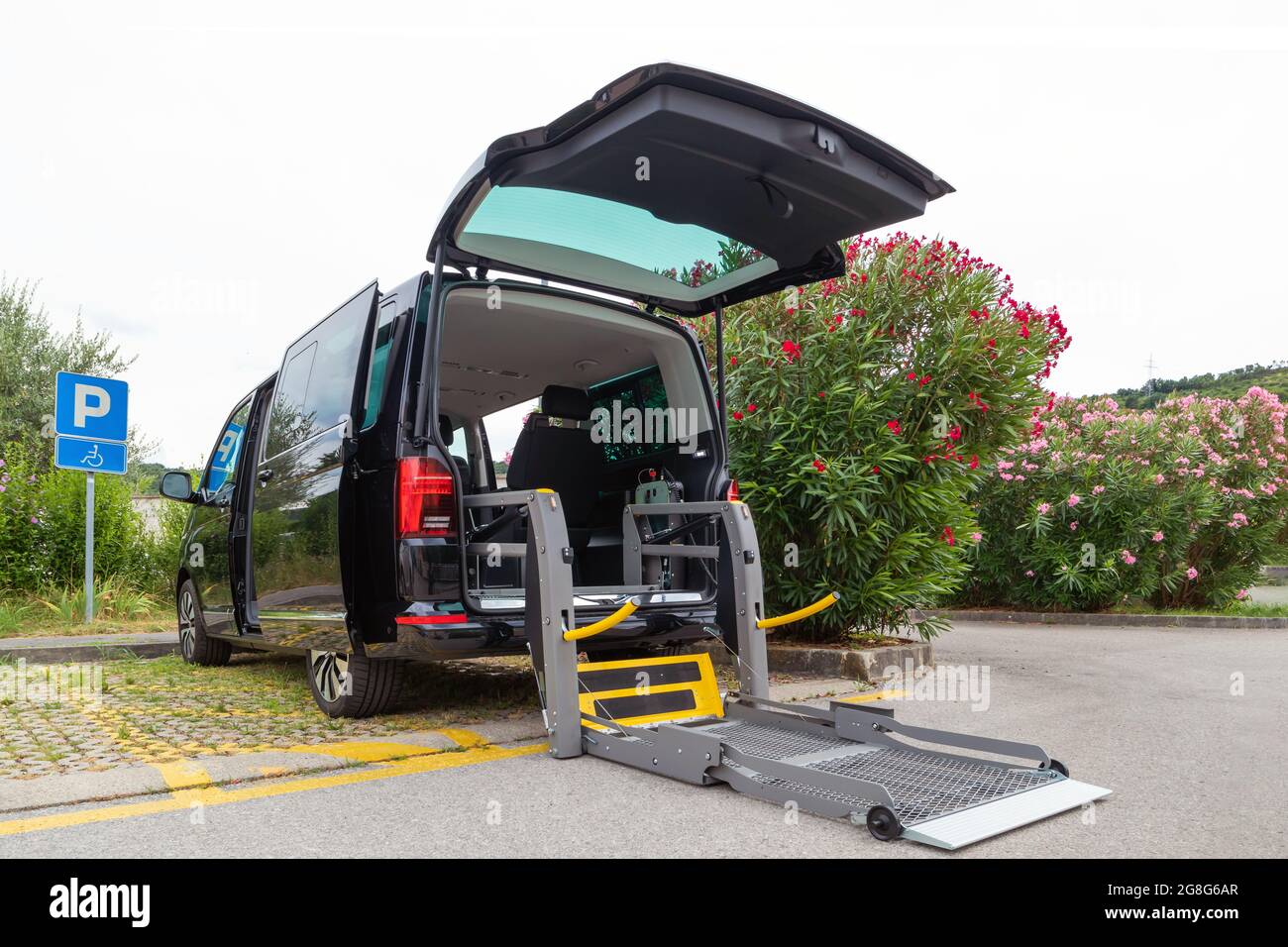 Transport für behinderte Personen im Rollstuhl. Barrierefreies Auto mit ...