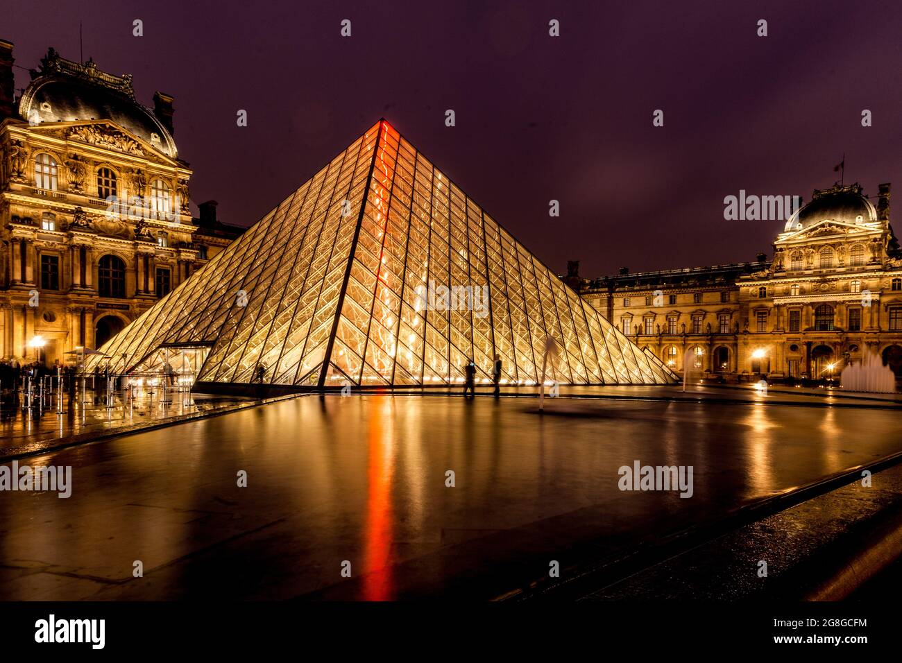Louvre palast in der nacht -Fotos und -Bildmaterial in hoher Auflösung ...