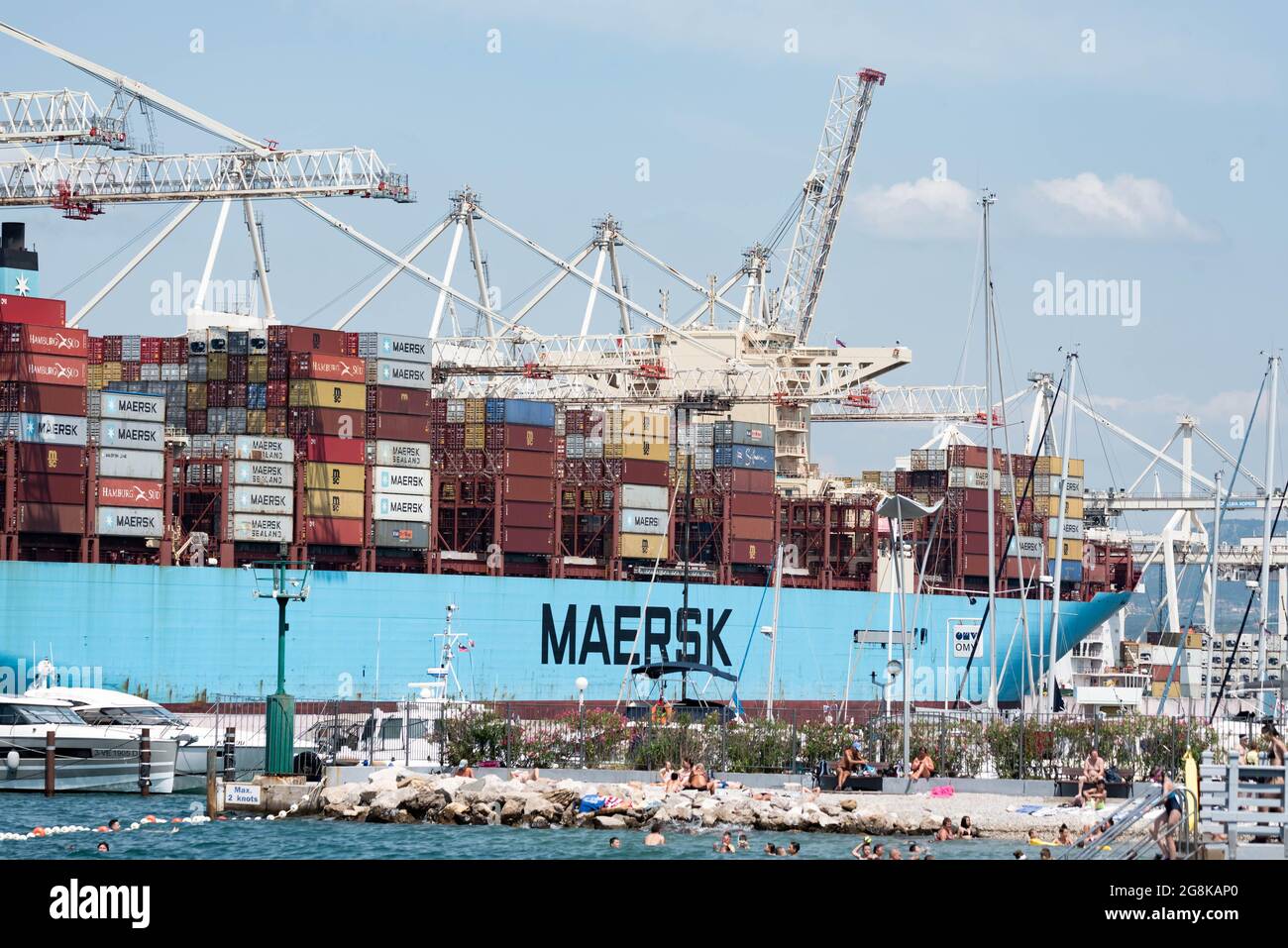 Koper, Slowenien - 12. Juli 2021: Containerschiff im Hafen ...