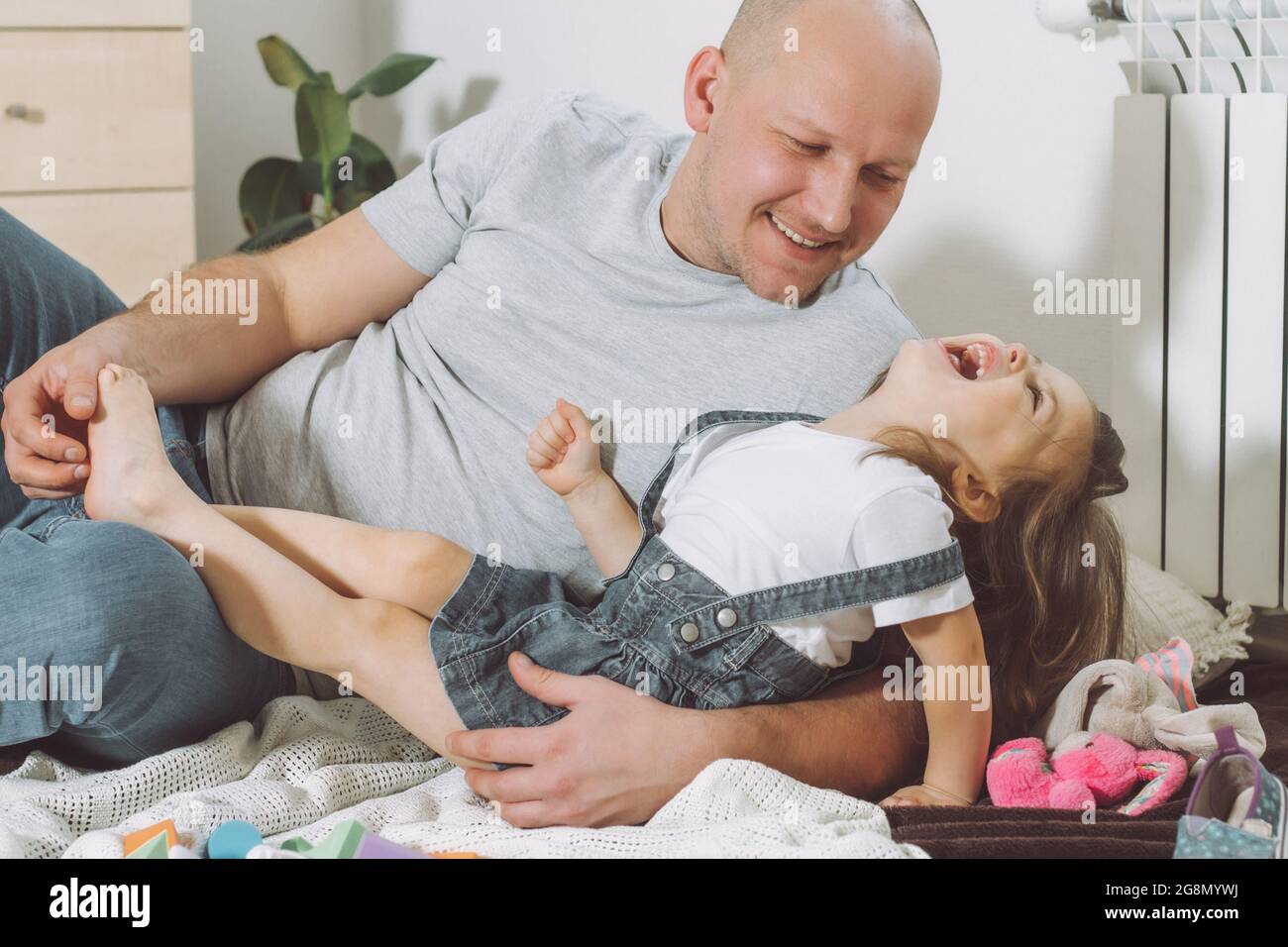 Kinder kitzeln füße -Fotos und -Bildmaterial in hoher Auflösung - Seite ...