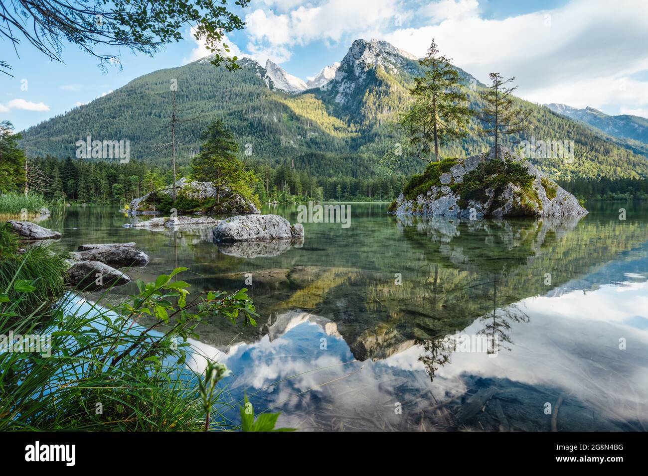 Hintersee mit Spiegelung der Watzmann-Gipfel. Ramsau Berchtesgaden ...
