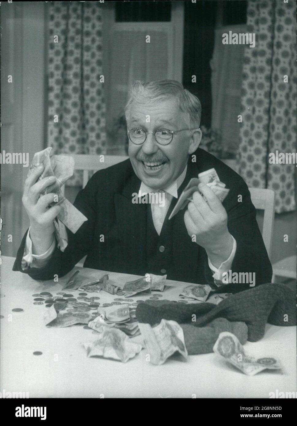 Die Abbildung zeigt eine Szene mit dem Schauspieler Fritz Hollenbeck in ...