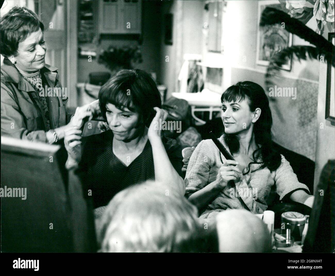 Else (Carola Regnier, r.) schminkt sich und Martha (Grethe Weiser) legt ...