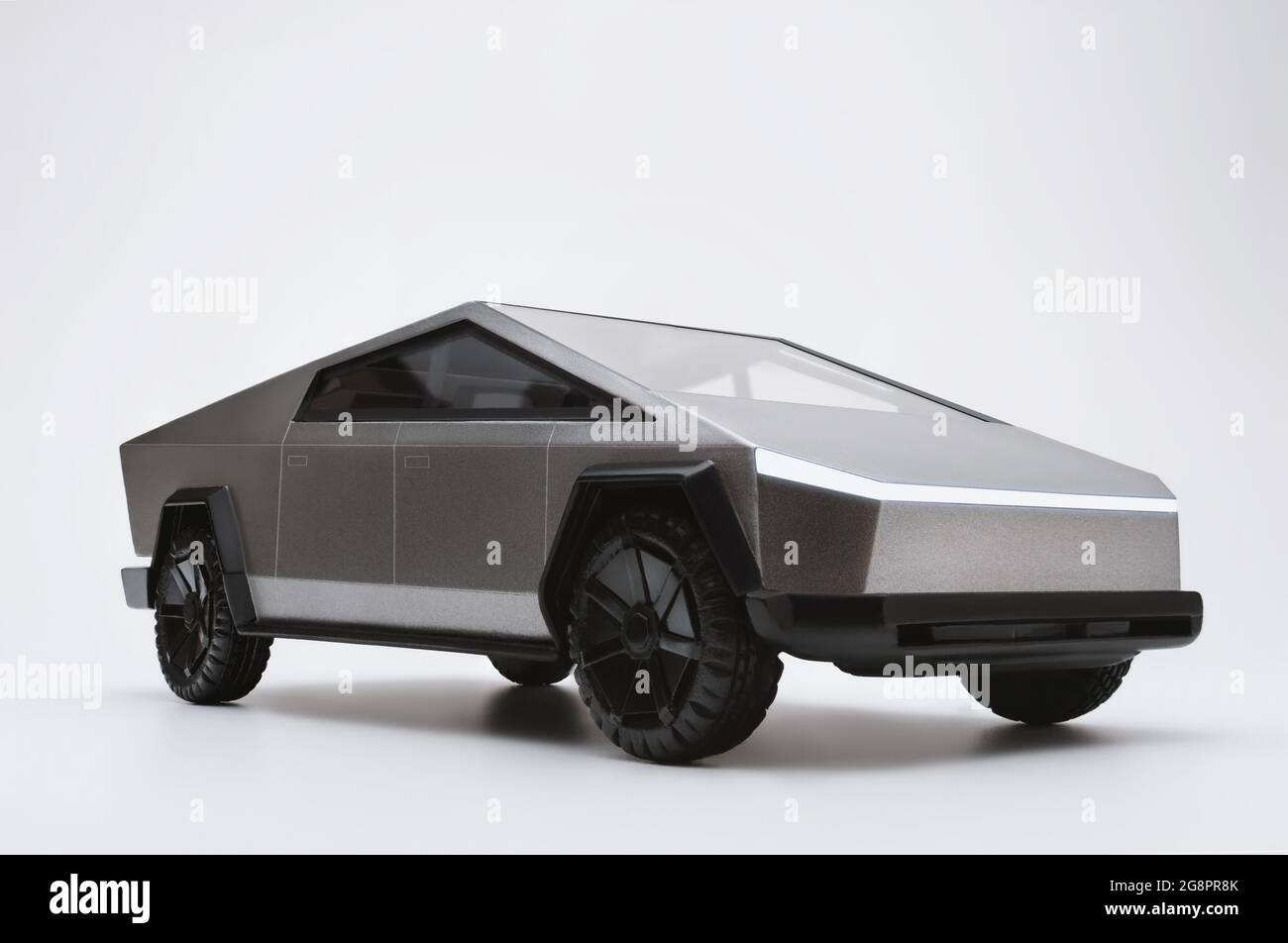 Izmir Turkei 23. Marz 2021 Cybertruck Pickup Fahrzeug der Marke Tesla auf weiBem Hintergrund mit eingeschalteten Scheinwerfern Stockfotografie Alamy