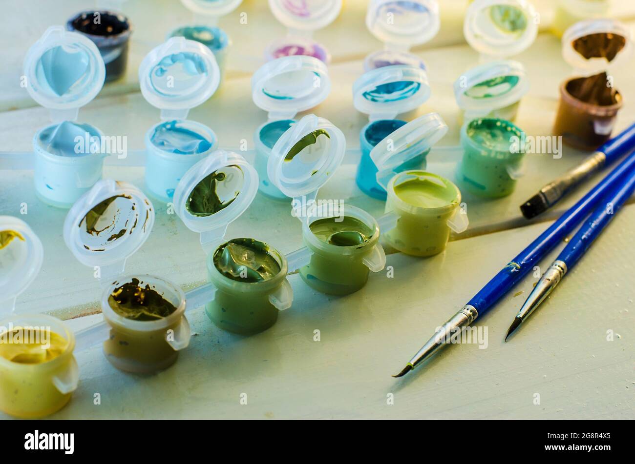 Pinsel und palette zeichnung -Fotos und -Bildmaterial in hoher ...