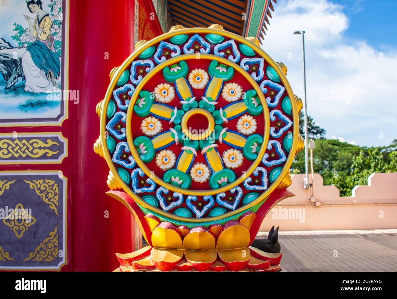 Das buddhistische Dharma-Rad, bekannt als das Rad der Lehre ...