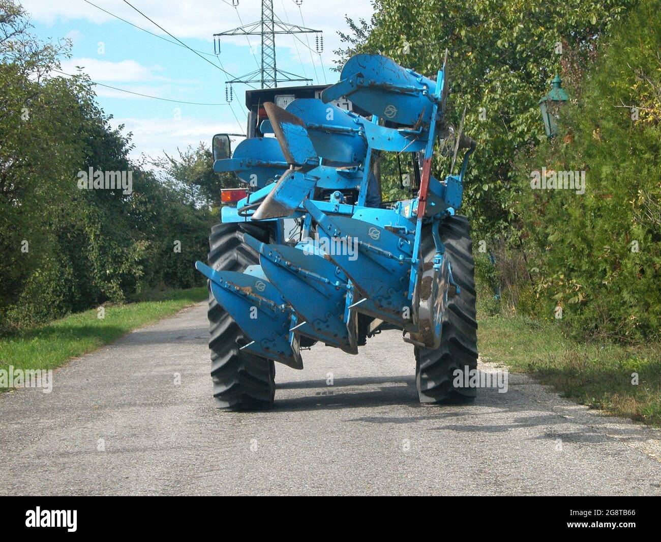 Traktor mit pflug -Fotos und -Bildmaterial in hoher Auflösung – Alamy