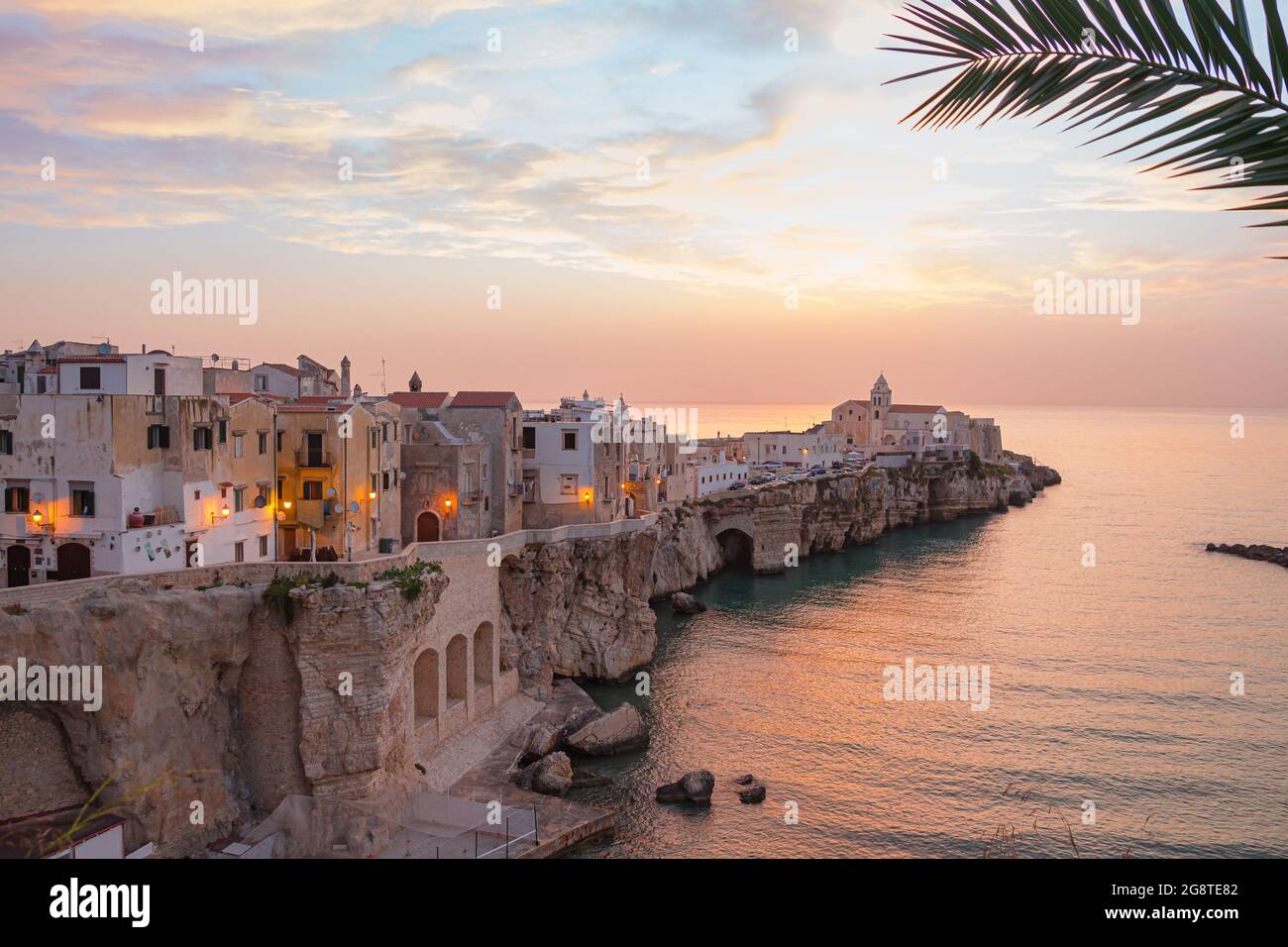 Panoramablick auf die historische Altstadt und die Kirche San Francesco ...
