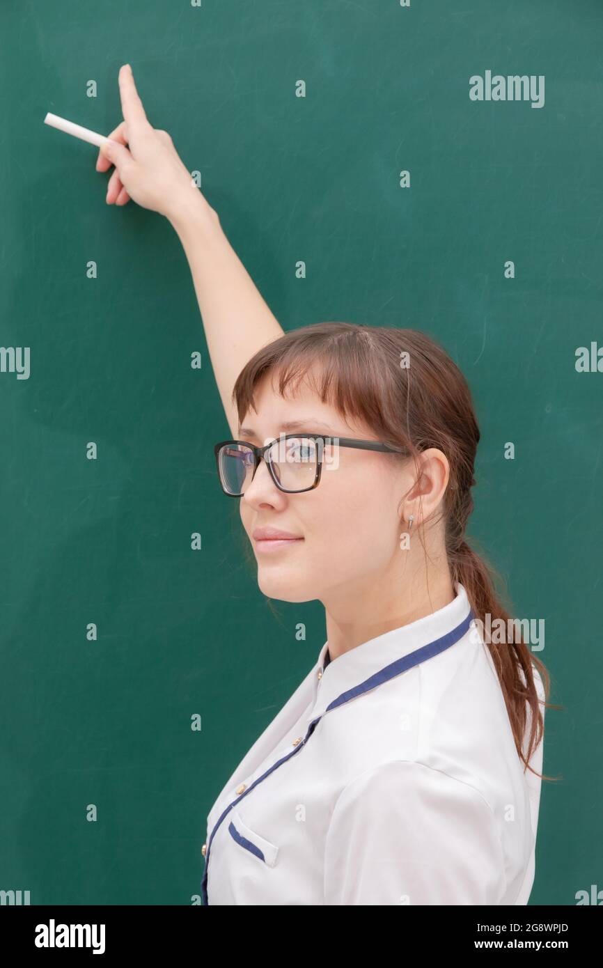 Strenge lehrerin -Fotos und -Bildmaterial in hoher Auflösung – Alamy