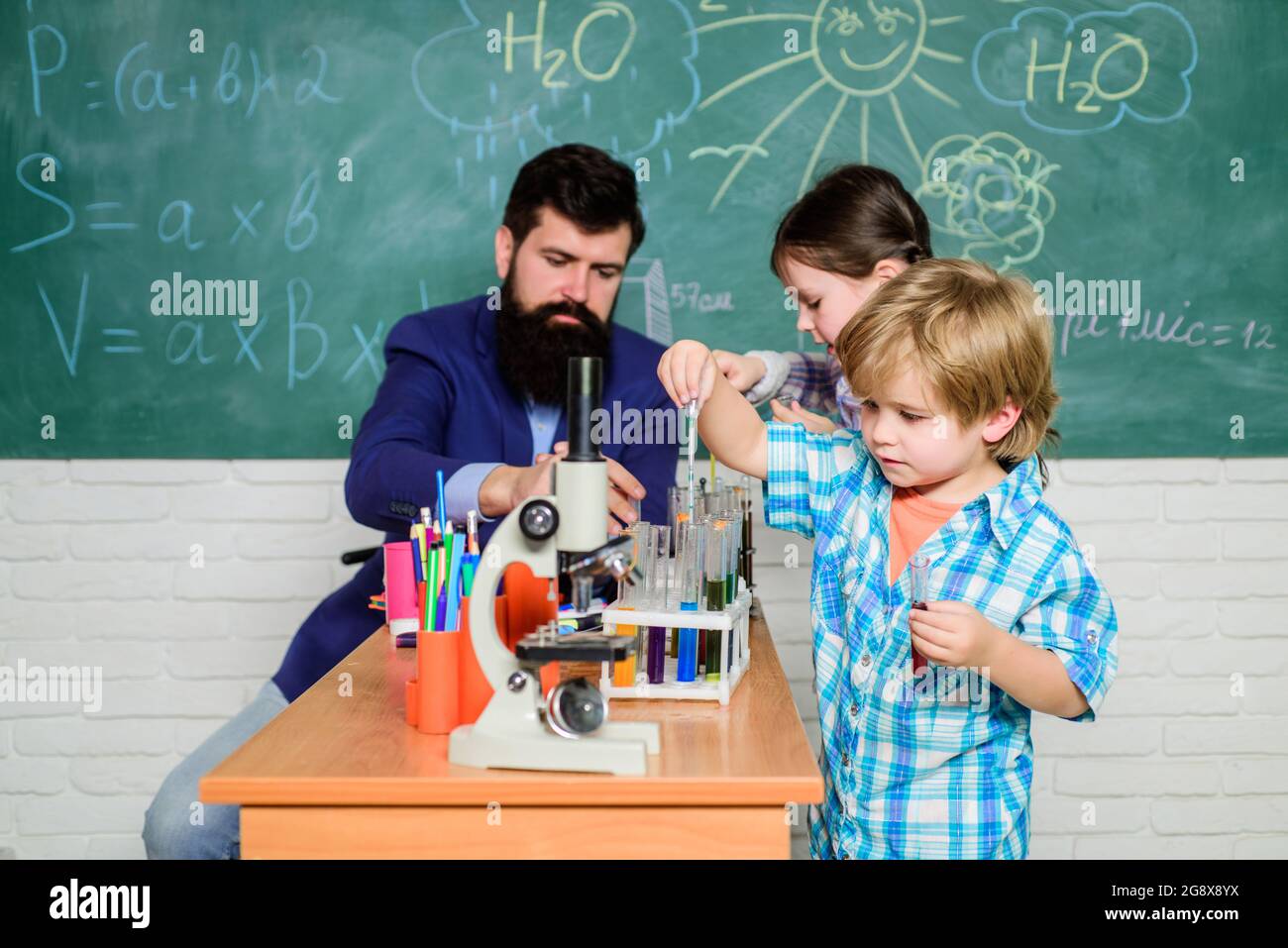 Interessante Schulklassen. Schulbildung. Chemieexperiment der Schule ...