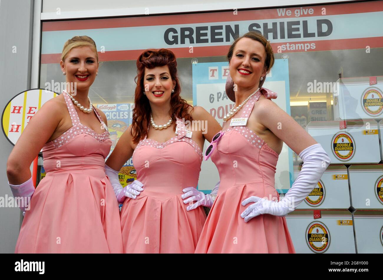 Tesco macht gute Mädels vor dem Retro-Tesco-Shop im Goodwood Revival ...