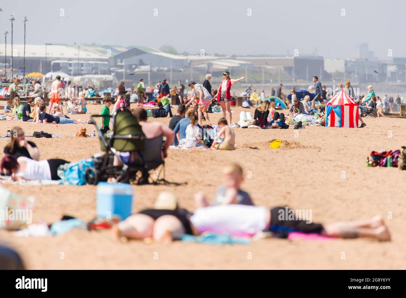 Die Öffentlichkeit genießt heute bis zu 19 Grad am Edinburgher ...