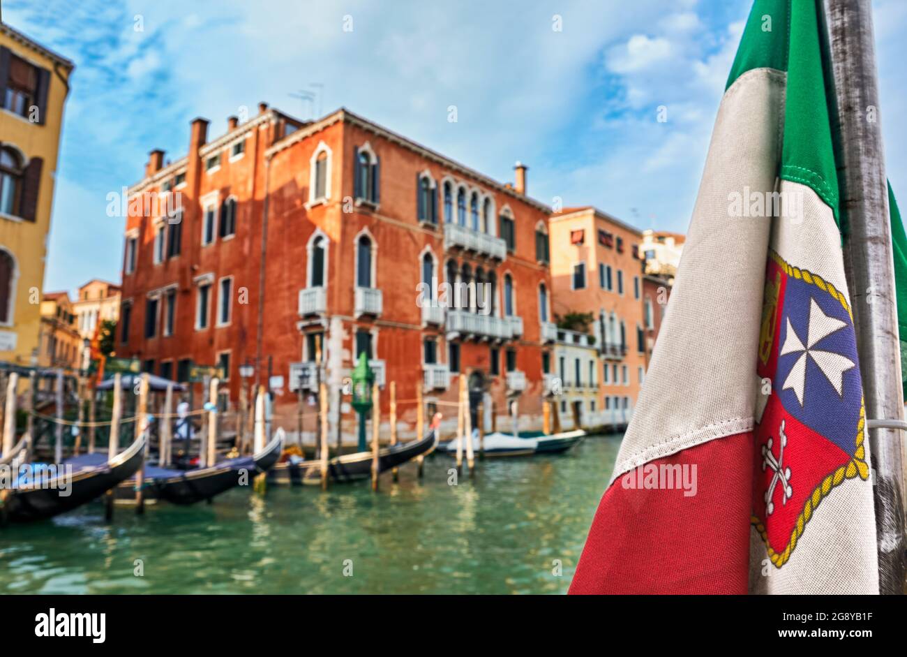 Italienische Seefahne und venezianische Renaissance am Wasser Paläste ...