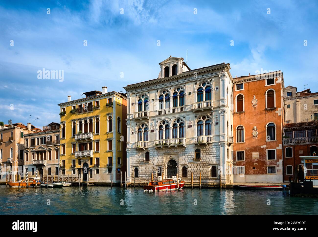 Klassischer Blick auf die venezianische Landschaft. Palast am Wasser ...