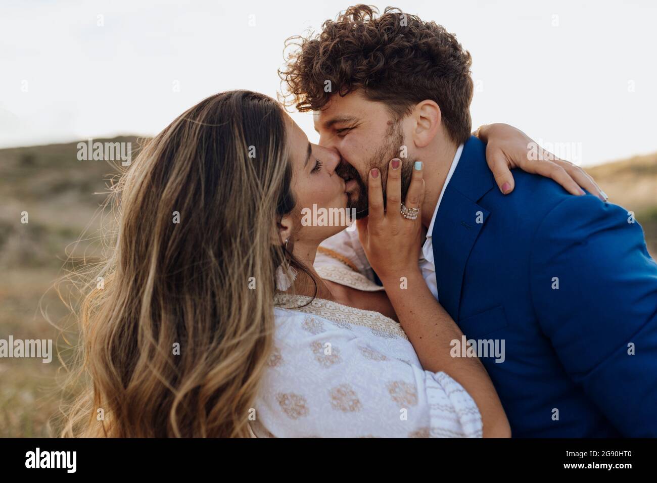 Männer küssen sich -Fotos und -Bildmaterial in hoher Auflösung – Alamy