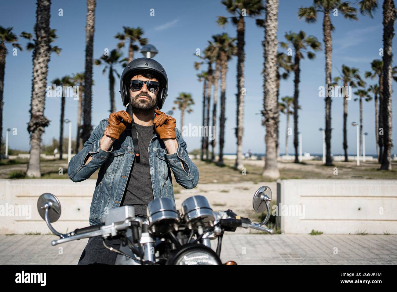 Mann mit helm mit kamera -Fotos und -Bildmaterial in hoher Auflösung ...