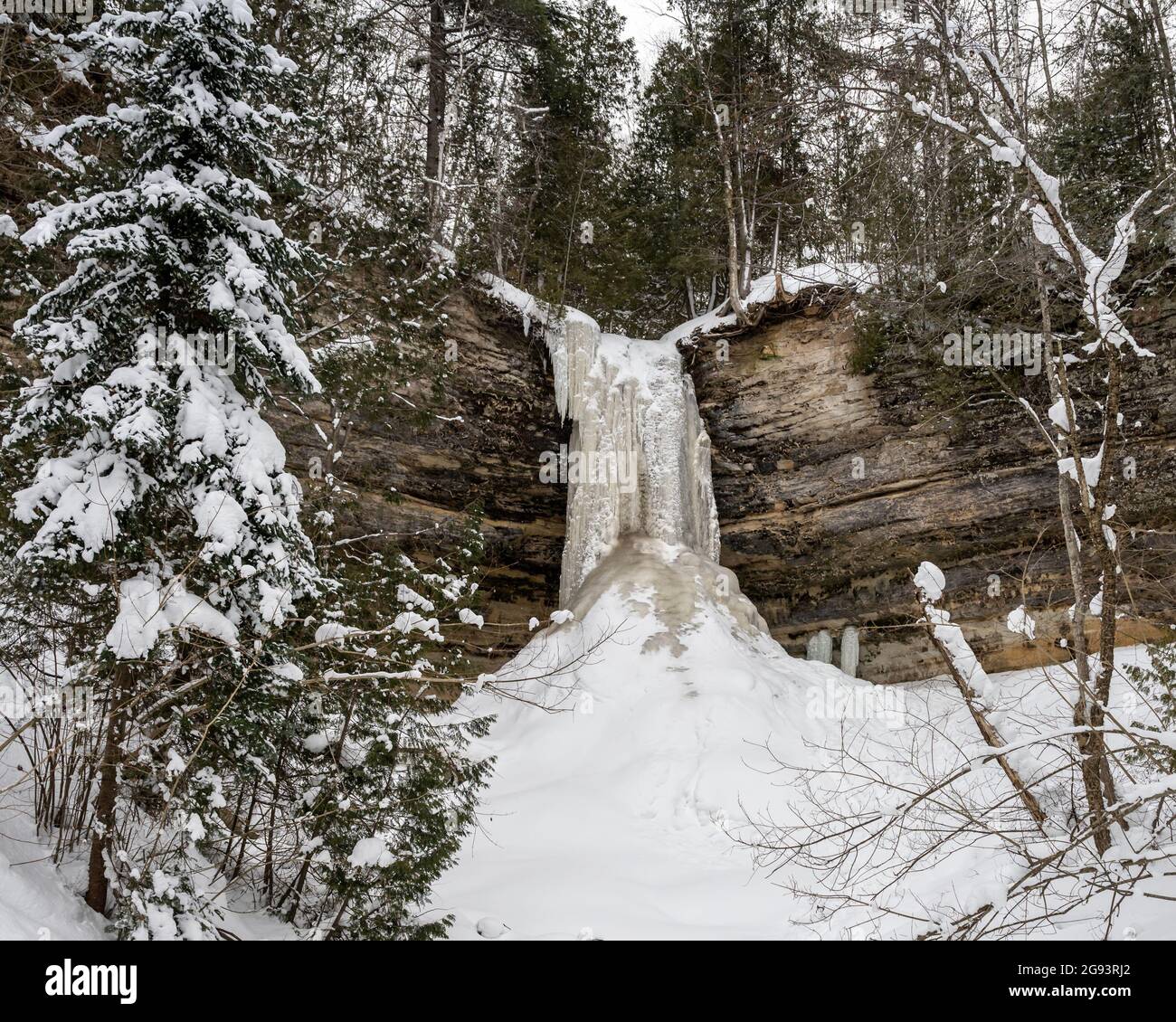 Frozen munising falls in winter -Fotos und -Bildmaterial in hoher ...