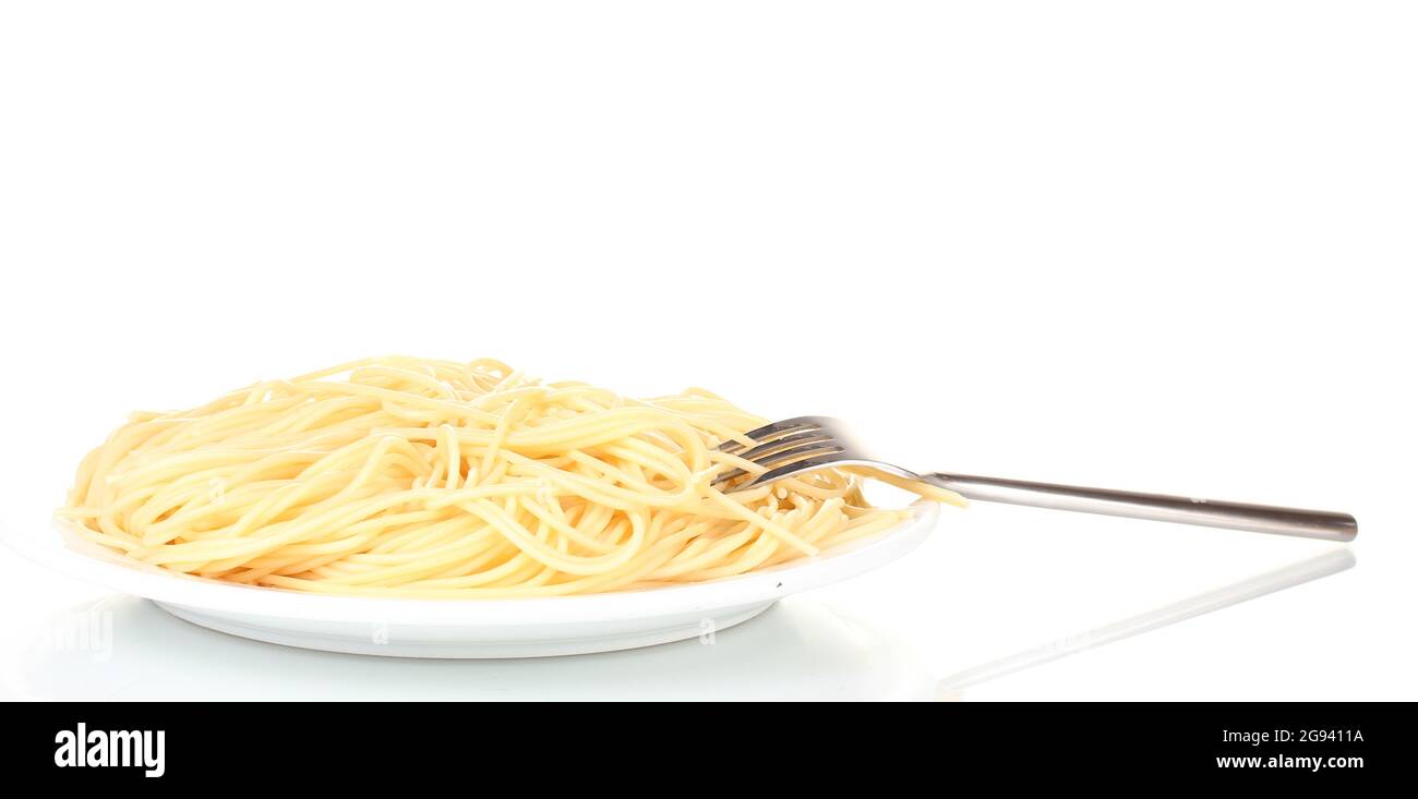 Italienische Spaghetti in eine weiße Platte mit Gabel isoliert auf ...